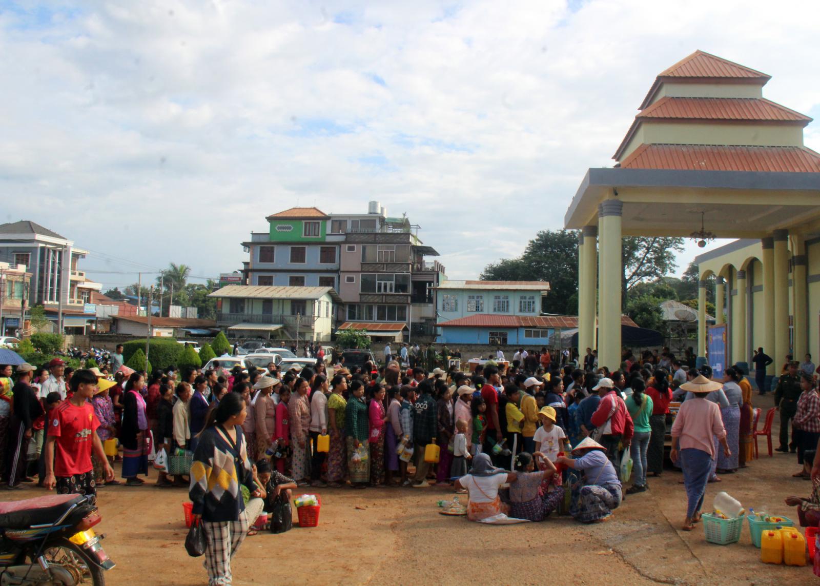 နမ့်စန်တွင် ဆန်၊ စားအုန်းဆီနှင့် အခြေခံစားသောက်ကုန်များအား ဈေးနှုန်းသက