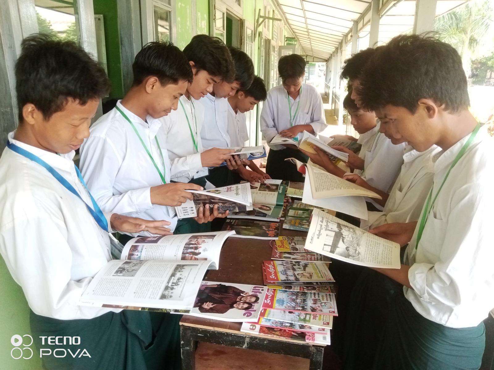 သပိတ်ကျင်းမြို့ ဝါးဖြူတောင်ကျေးရွာ အ ထ ကတွင် လူငယ်ရေးရာအသိပညာပေးဟောပ