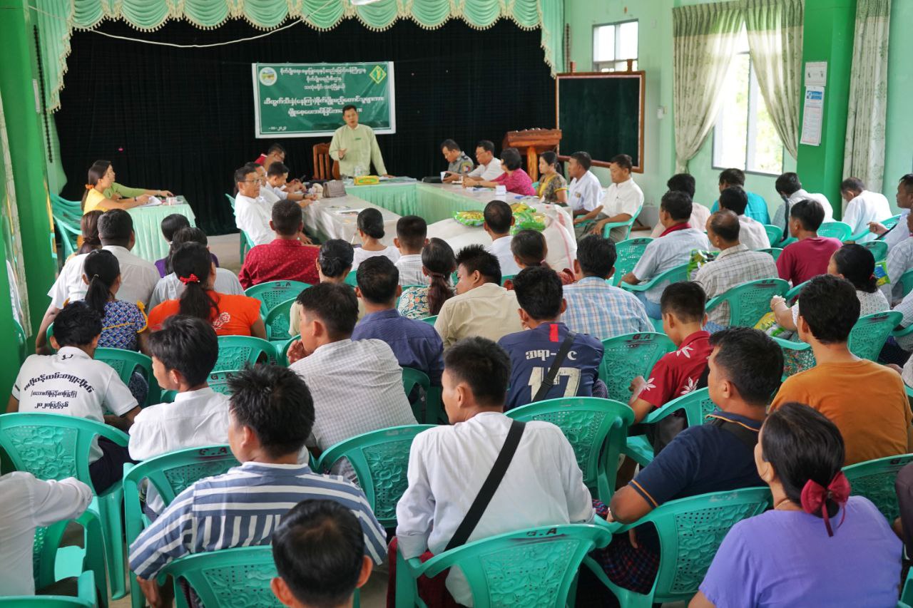 သထုံမြို့နယ်၌ ဆီထွက်သီးနှံနေကြာစိုက်ပျိုးမည့်တောင်သူများထံ မျိုးစေ့မ