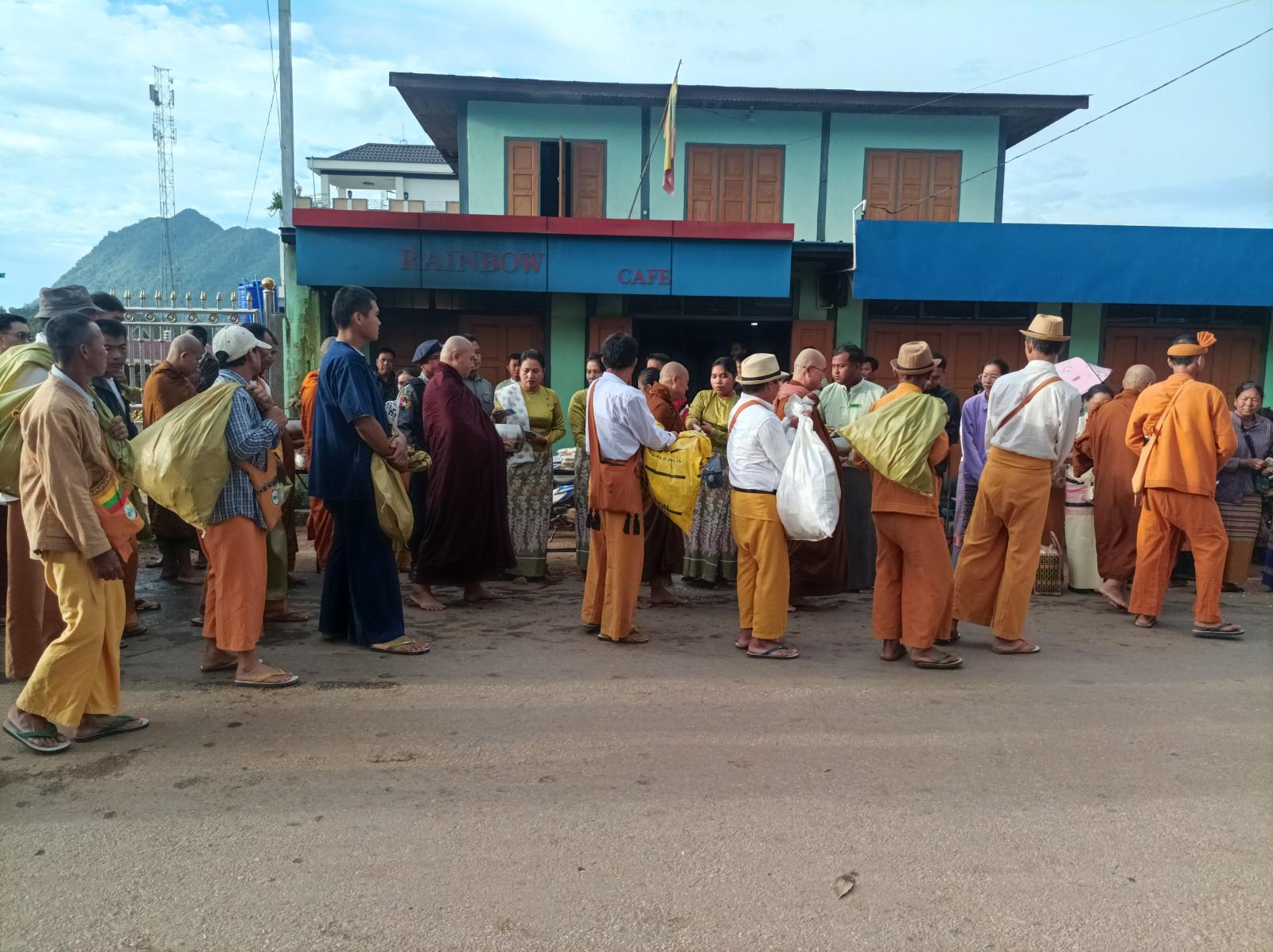 ကာလိမြို့၌ ၁၃၈၅ ခုနှစ် သီတင်းကျွတ်လပြည့်ကျော် ၁ ရက်နေ့ ဆွမ်းဆန်စိမ်း