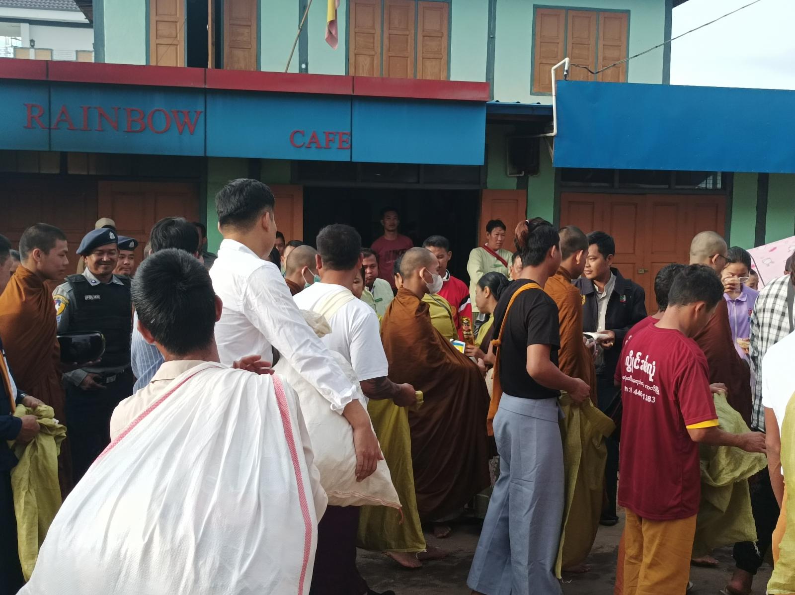 ကာလိမြို့၌ ၁၃၈၅ ခုနှစ် သီတင်းကျွတ်လပြည့်ကျော် ၁ ရက်နေ့ ဆွမ်းဆန်စိမ်း လောင်းလှူပွဲ စည်ကားသိုက်မ