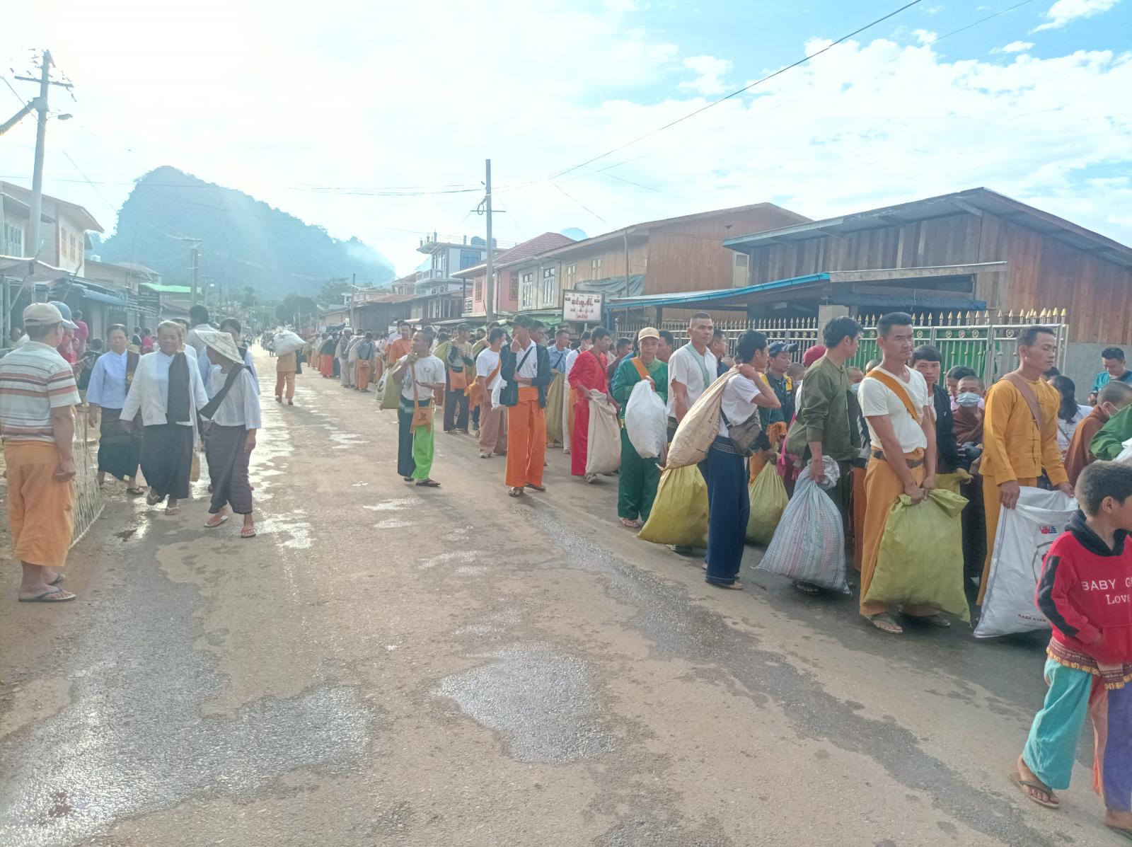 ကာလိမြို့၌ ၁၃၈၅ ခုနှစ် သီတင်းကျွတ်လပြည့်ကျော် ၁ ရက်နေ့ ဆွမ်းဆန်စိမ်း လောင်းလှူပွဲ စည်ကားသိုက်မ