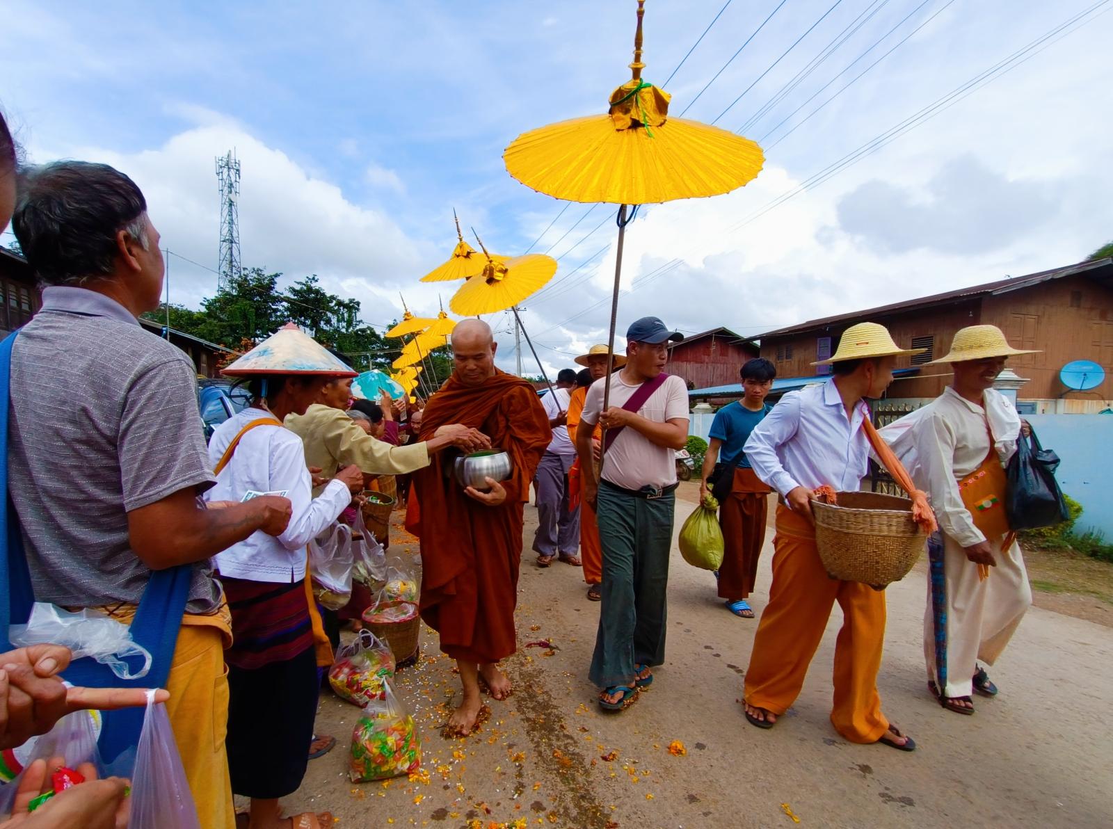 မိုင်းရှူးမြို့နယ်တွင် ဆွမ်းဆန်စိမ်းလောင်းလှူပွဲကို စည်ကားသိုက်မြိုက်စွာကျင်းပ Information And