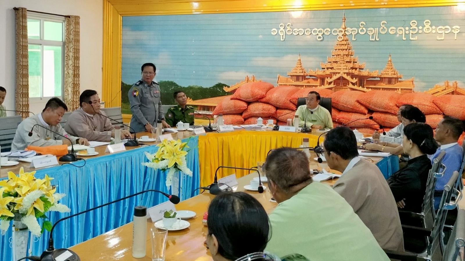 ပဲခူးခရိုင်အထွေထွေအုပ်ချုပ်ရေးဦးစီးဌာနရုံး အစည်းအဝေးခန်းမ၌ ခရိုင်အဆင့