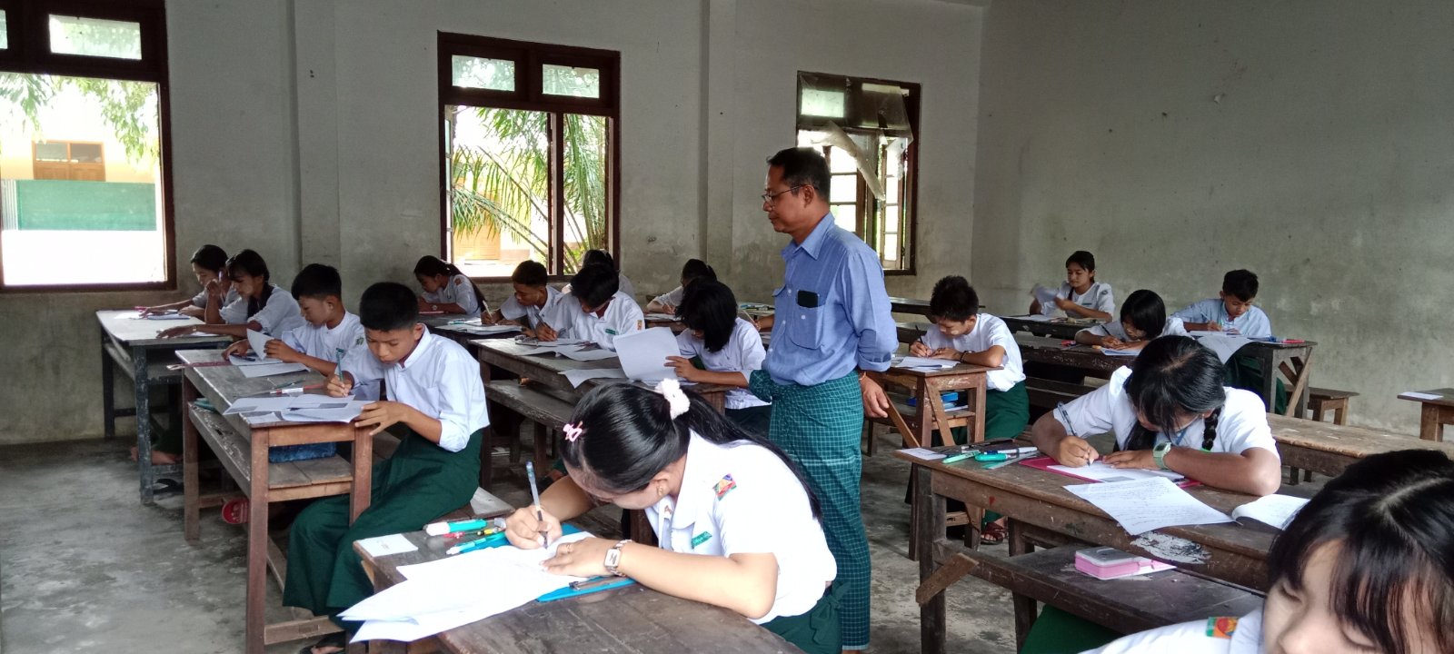 ပုလောမြို့နယ်တွင် မြို့နယ်အဆင့် အခြေခံပညာမူလတန်းနှင့်အလယ်တန်းအဆင့် အင