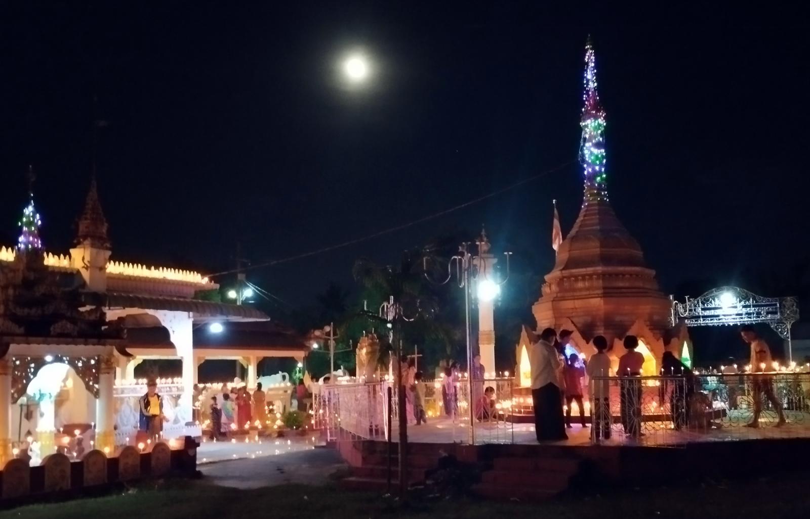 သရက်မြို့၌ တန်ဆောင်မုန်းလပြည့်နေ့ ဆင်ဖြူတော်ဘုရားကြီးတွင် ဆီမီးတစ်ထောင