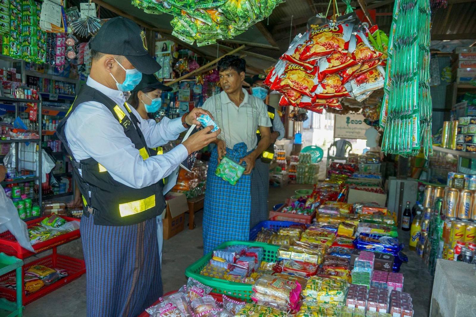 ဇေယျာသီရိမြို့နယ် ပြည်စံအောင်ရပ်ကွက်ရှိ ပြည်စံအောင်ဈေးအတွင်း၌ အစားအ