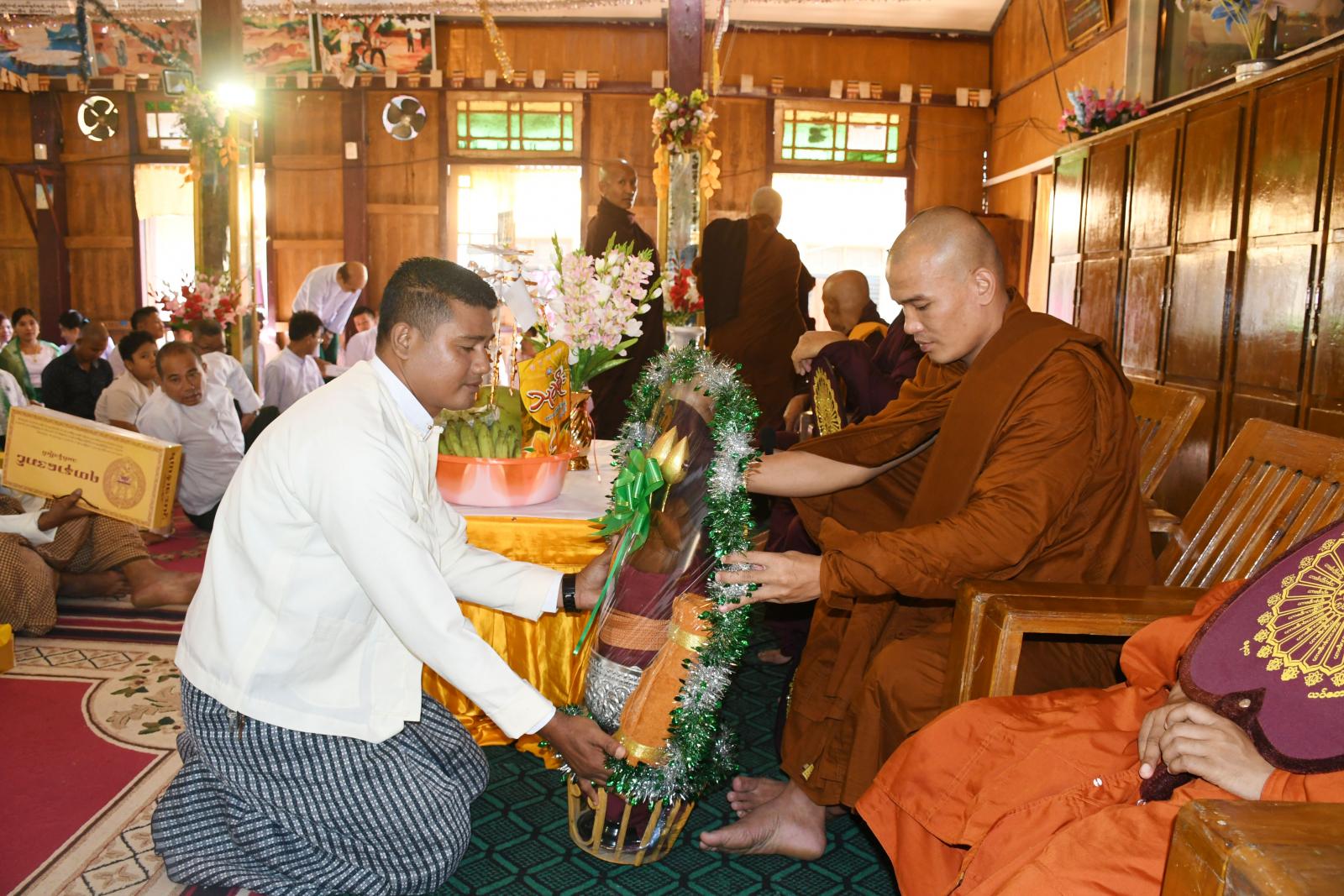 ရခိုင်ပြည်နယ် မောင်တောမြို့၌ ပညာရေးဌာနမိသားစု၏ စုပေါင်းမဟာဘုံကထိန်သင်္ကန်း ဆက်ကပ်လှူဒါန်း