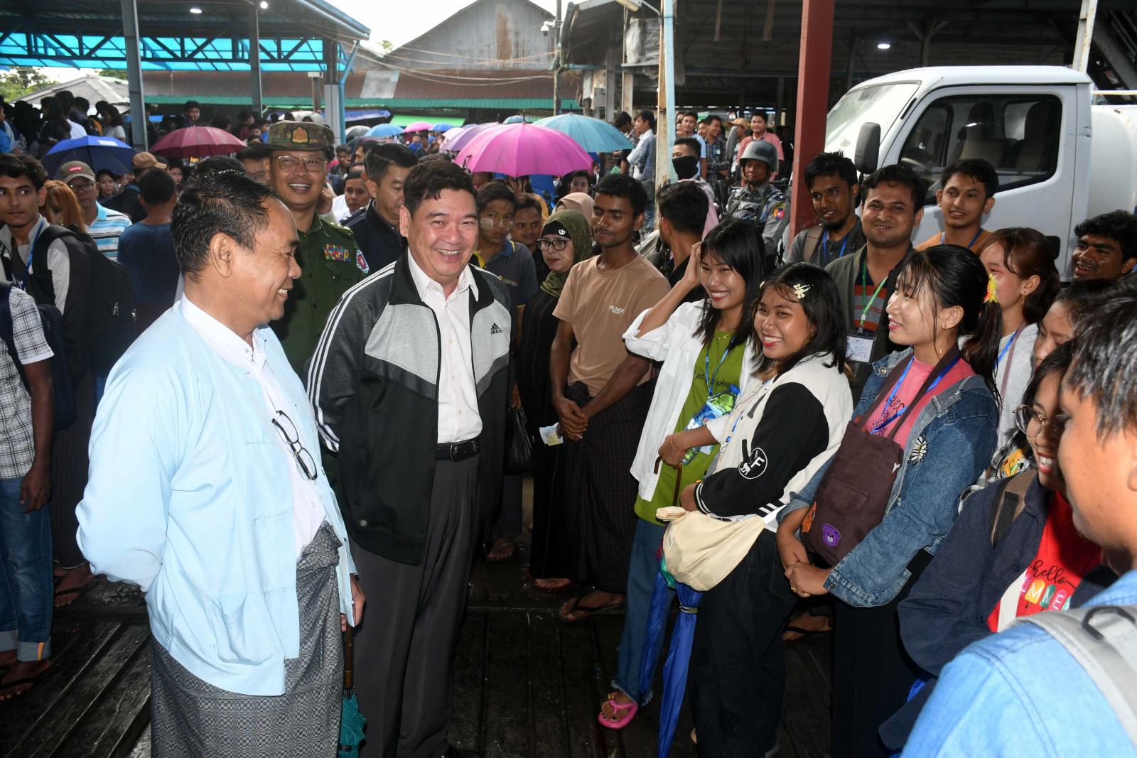 ရခိုင်ပြည်နယ်ဝန်ကြီးချုပ် ဦးထိန်လင်း အဝေးသင်စာမေးပွဲဖြေဆိုပြီး၍ မိမိနေရပ်များသို့ ပြန်ကြမည့် က