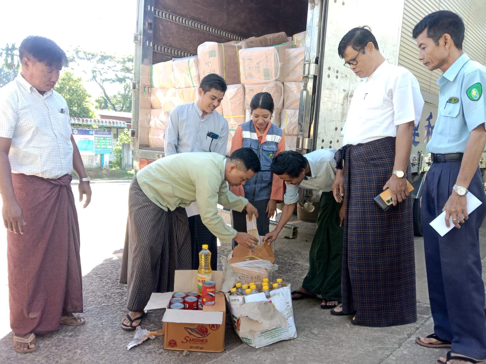 သရက်ချောင်းမြို့နယ်တွင် ရပ်ကွက် ကျေးရွာများရှိ အိမ်ထောင်စုများအား အခ