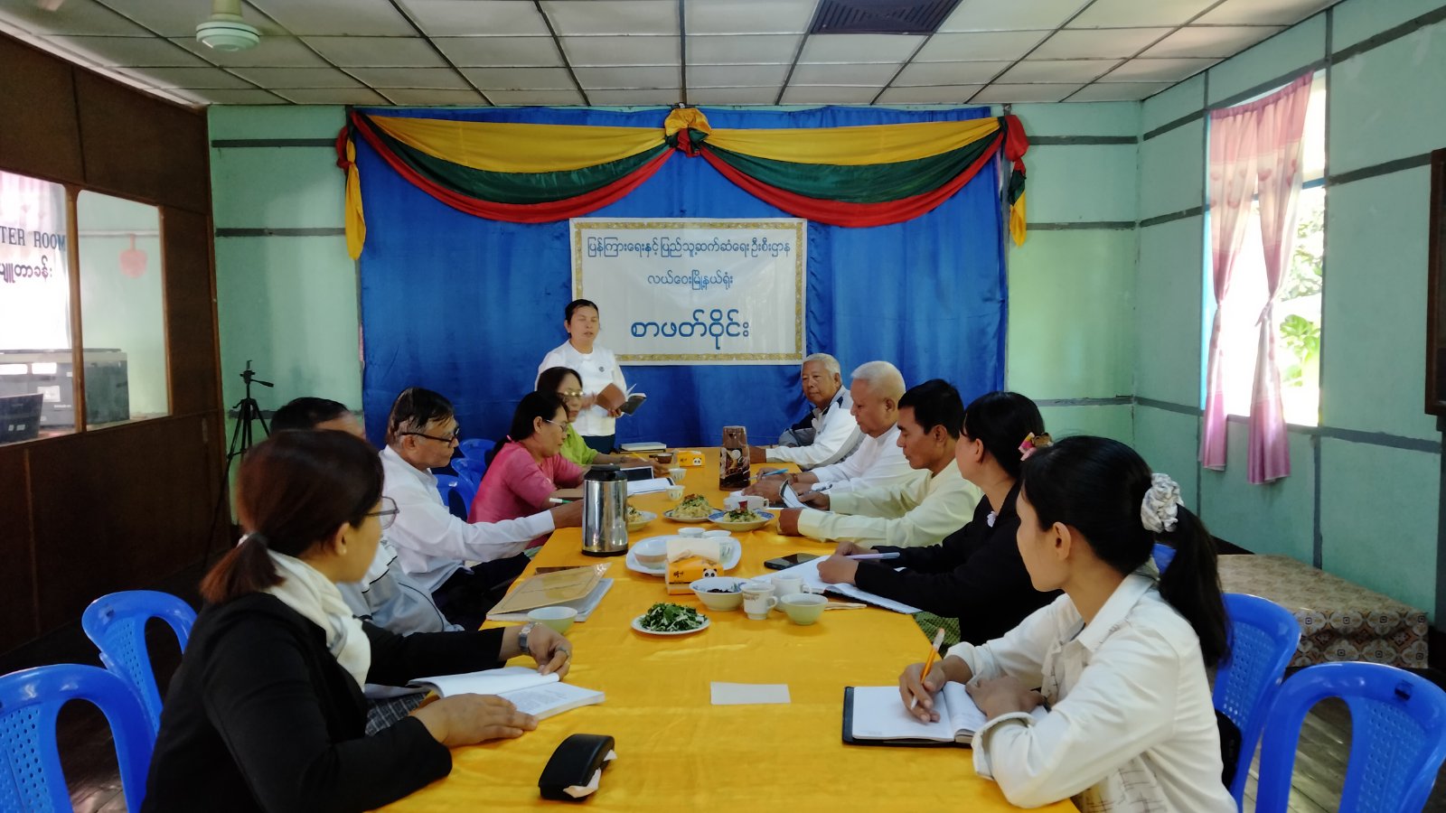 လယ်ဝေးမြို့နယ် လူထုအခြေပြုဗဟိုဌာန Community Centre ခန်းမ၌ စာဖတ်ဝိုင