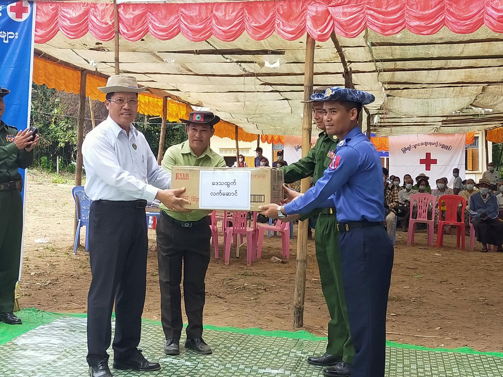 ဧရာဝတီတိုင်းဒေသကြီးအစိုးရအဖွဲ့ဝန်ကြီးချုပ်နှင့်အဖွဲ့ဝင်များက ဆီထွက်သီးန