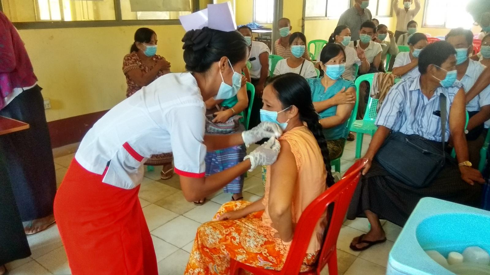 ဇီးကုန်းမြို့နယ်တွင် ကျန်းမာရေးဦးစီးဌာနမှ တုပ်ကွေးရောဂါကာကွယ်ဆေး အခမဲ့
