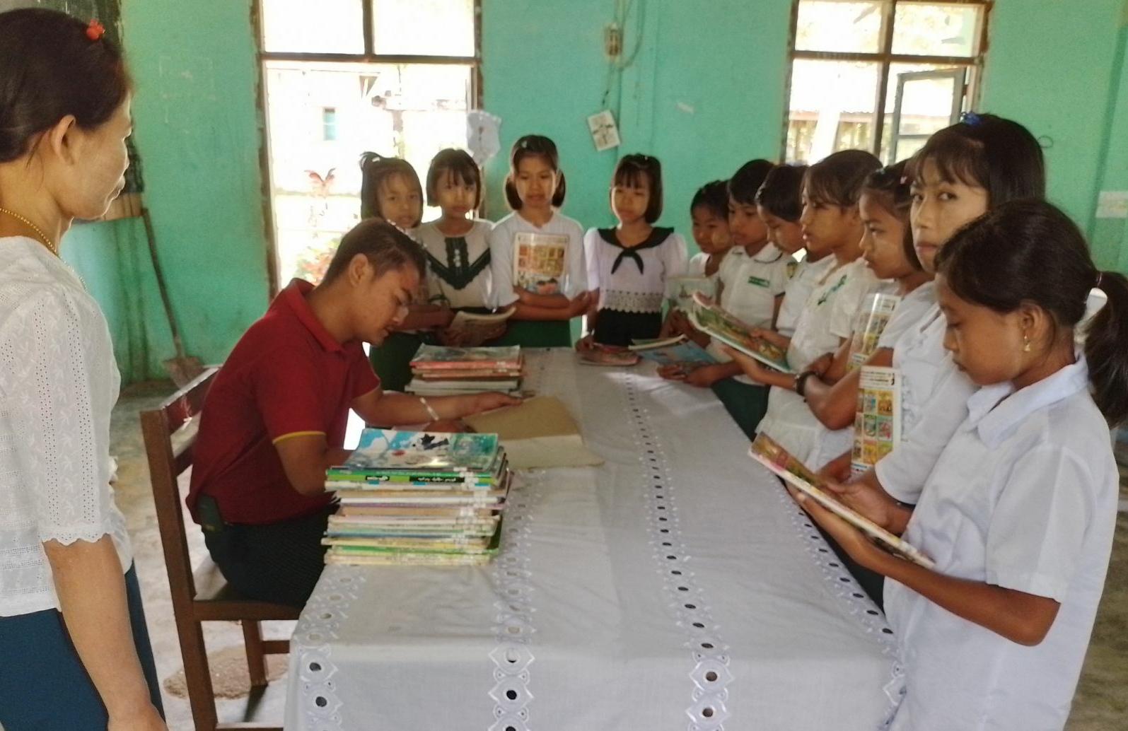 ကရသူရိမြို့၌ စာဖတ်ရှိန်မြှင့်တင်ရေး Mobile Library စနစ်ဖြင့် စာအုပ် စာ