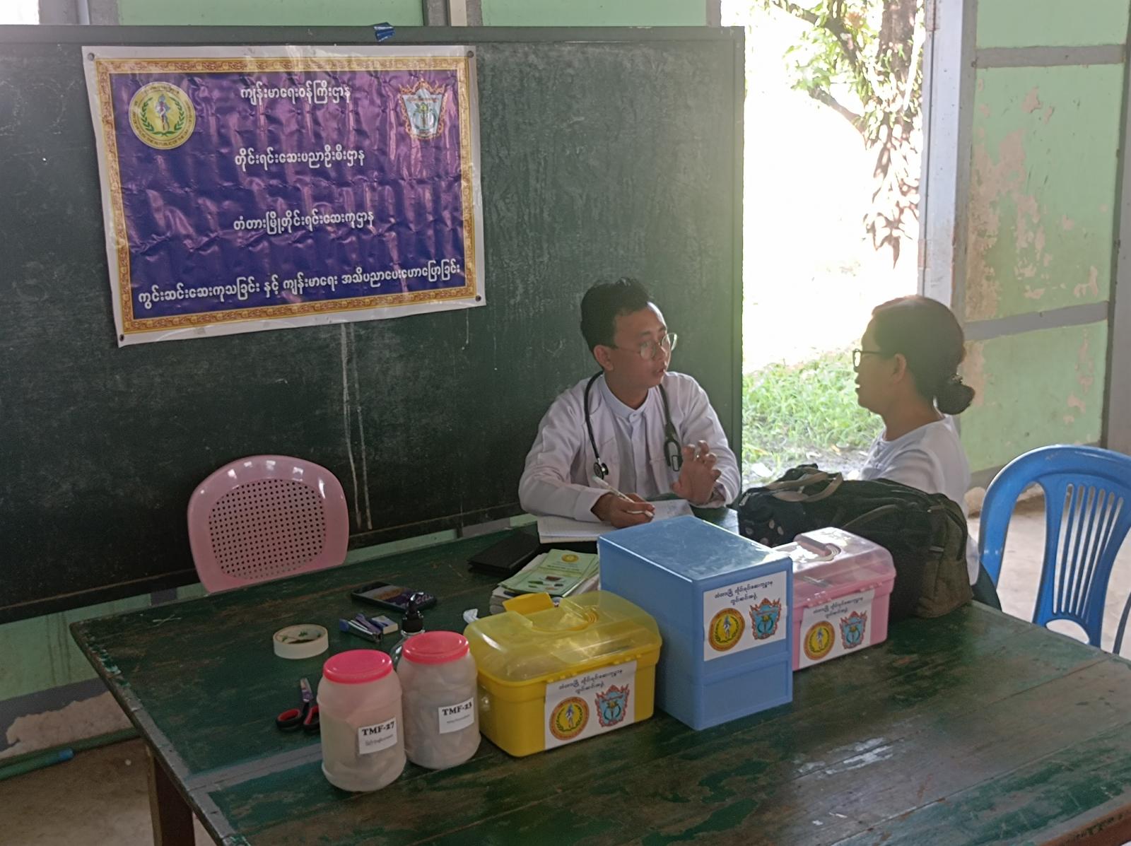 တံတားမြို့ အ ထ ကကျောင်း၌ တိုင်းရင်းဆေးကုဌာနမှ ကျောင်းသား၊ ကျောင်းသူမ