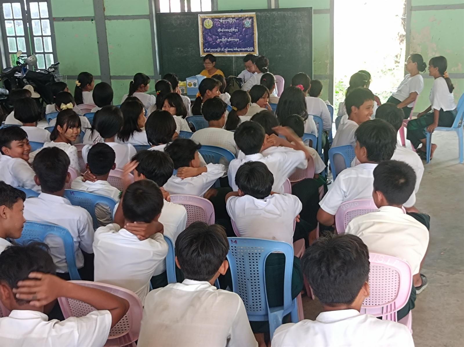 တံတားမြို့ အ ထ ကကျောင်း၌ တိုင်းရင်းဆေးကုဌာနမှ ကျောင်းသား၊ ကျောင်းသူမ