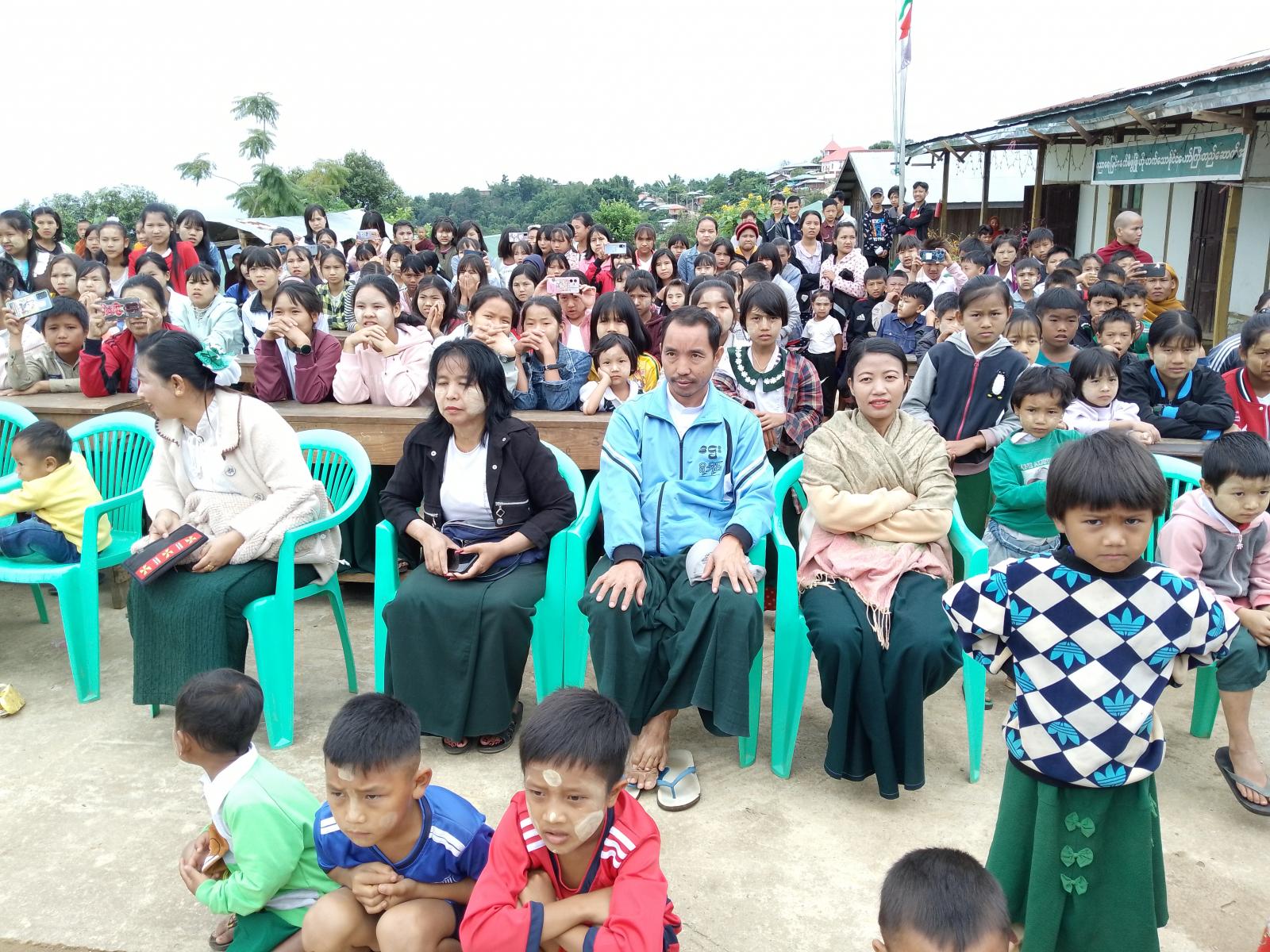မက်မန်းမြို့ အခြေခံပညာအထက်တန်းကျောင်းတွင် စုပေါင်းမဟာဘုံကထိန် တန်ဆောင