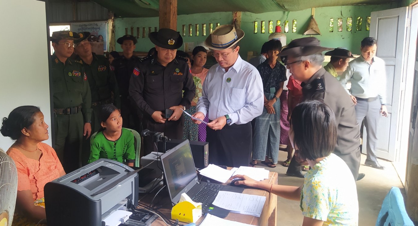ဧရာဝတီတိုင်းဒေသကြီးအစိုးရအဖွဲ့ဝန်ကြီးချုပ်နှင့်အဖွဲ့ဝင်များက ဆီထွက်သီးန