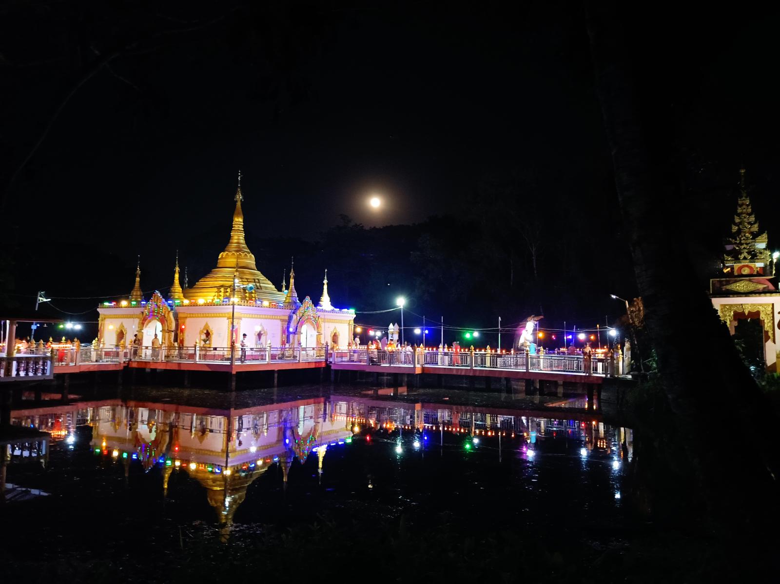 ကျောင်းကုန်းမြို့၌ တန်ဆောင်မုန်းလပြည့်နေ့ည ဘုရားဖူးသူများဖြင့် စည်ကား