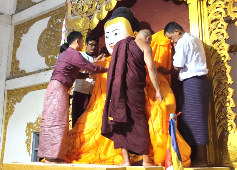 အမာမြို့၌ ရှေးဟောင်းဗုဒ္ဓရုပ်ပွားတော်မြတ်ကြီးအား မသိုးသင်္ကန်း ဆက်ကပ်လ
