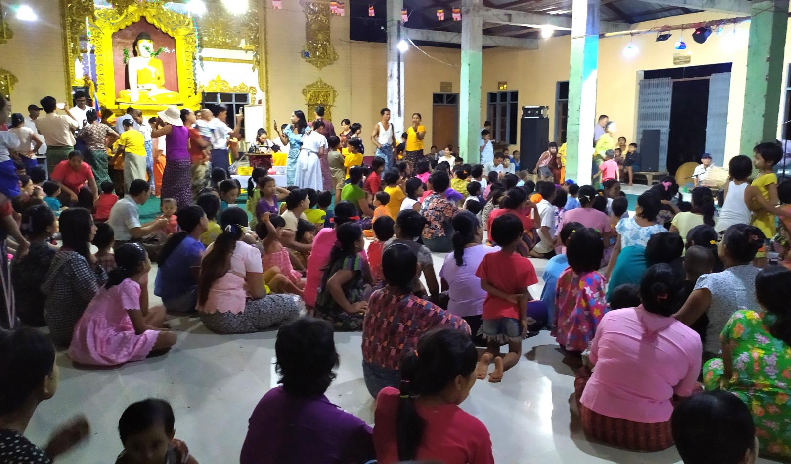 အမာမြို့၌ ရှေးဟောင်းဗုဒ္ဓရုပ်ပွားတော်မြတ်ကြီးအား မသိုးသင်္ကန်း ဆက်ကပ်လ
