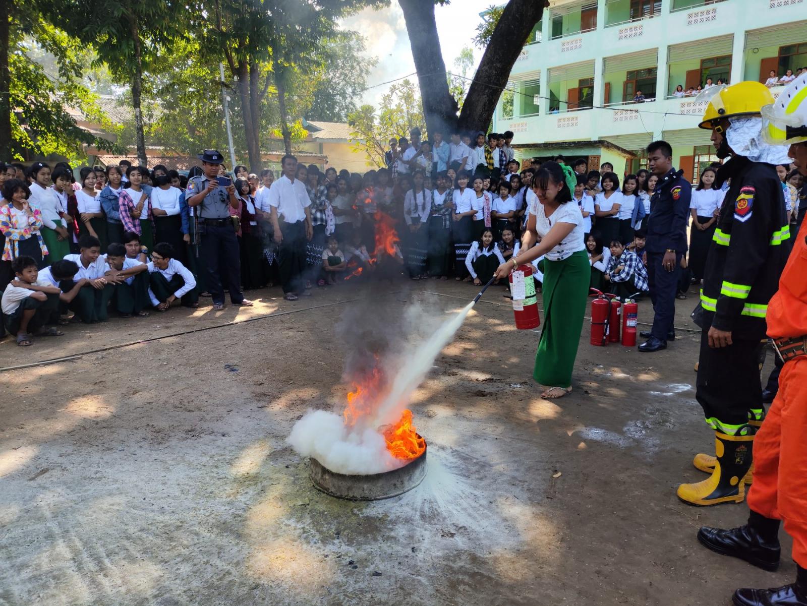 နတ်တလင်းမြို့နယ်တွင် မီးဘေးလုံခြုံရေး အသိပညာပေးဟောပြောခြင်းနှင့် မီးငြှိမ်းသတ်ခြင်း လက်တွေ့သရုပ