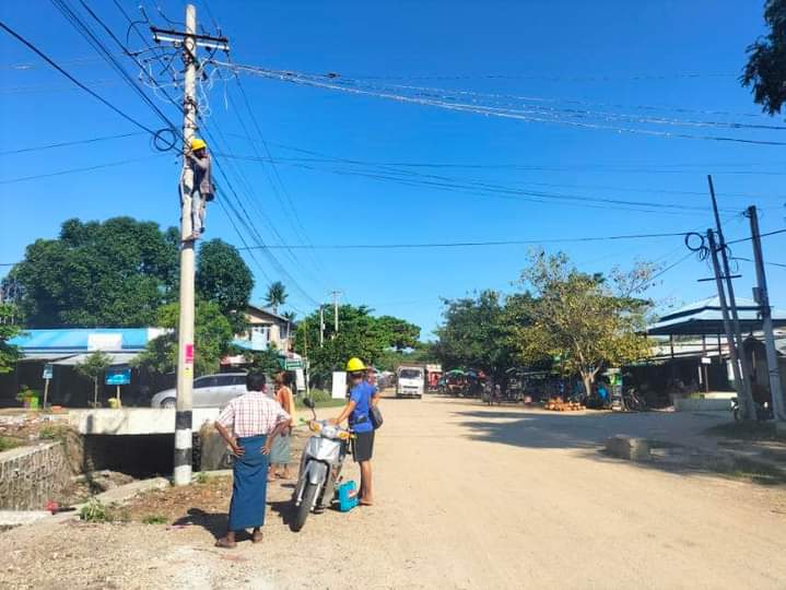 နတ်မောက်မြို့နယ်စည်ပင်သာယာရေးအဖွဲ့မှ လမ်းမီးတိုင်များအား မီးလင်းရေး