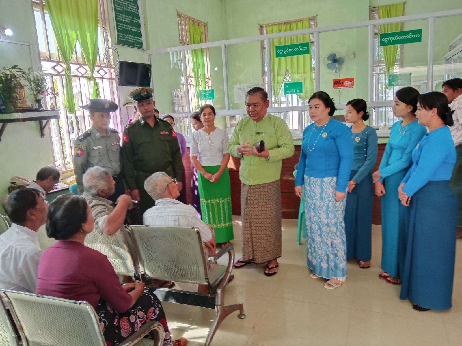 သရက်ချောင်းမြို့နယ်၊ မြန်မာ့စီးပွားရေးဘဏ်၌ နိုင်ငံ့ဝန်ထမ်းပင်စင်စား အင