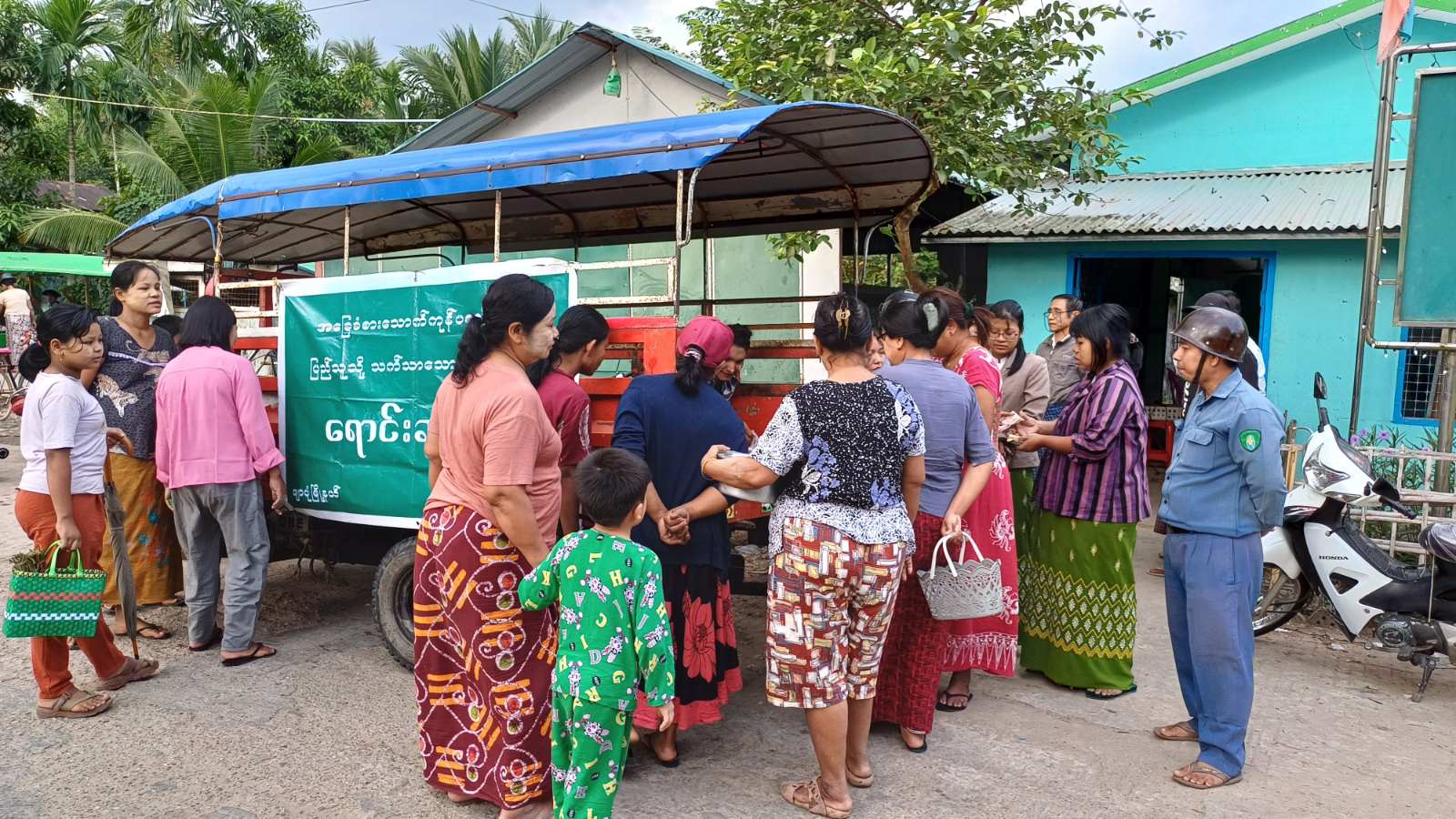 ဖျာပုံမြို့ အမှတ် ၁၈ ရပ်ကွက်တွင် အခြေခံစားသောက်ကုန် ပစ္စည်းများကို သက