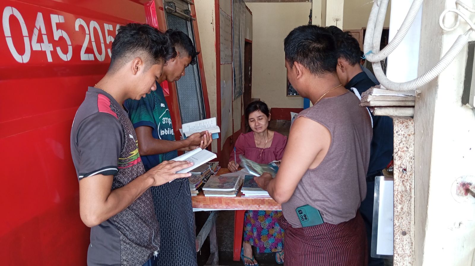 ဒေးဒရဲမြို့၌ စာဖတ်ရှိန်မြှင့်တင်ရေး ဌာနဆိုင်ရာရုံးများအရောက် မိုဘိုင