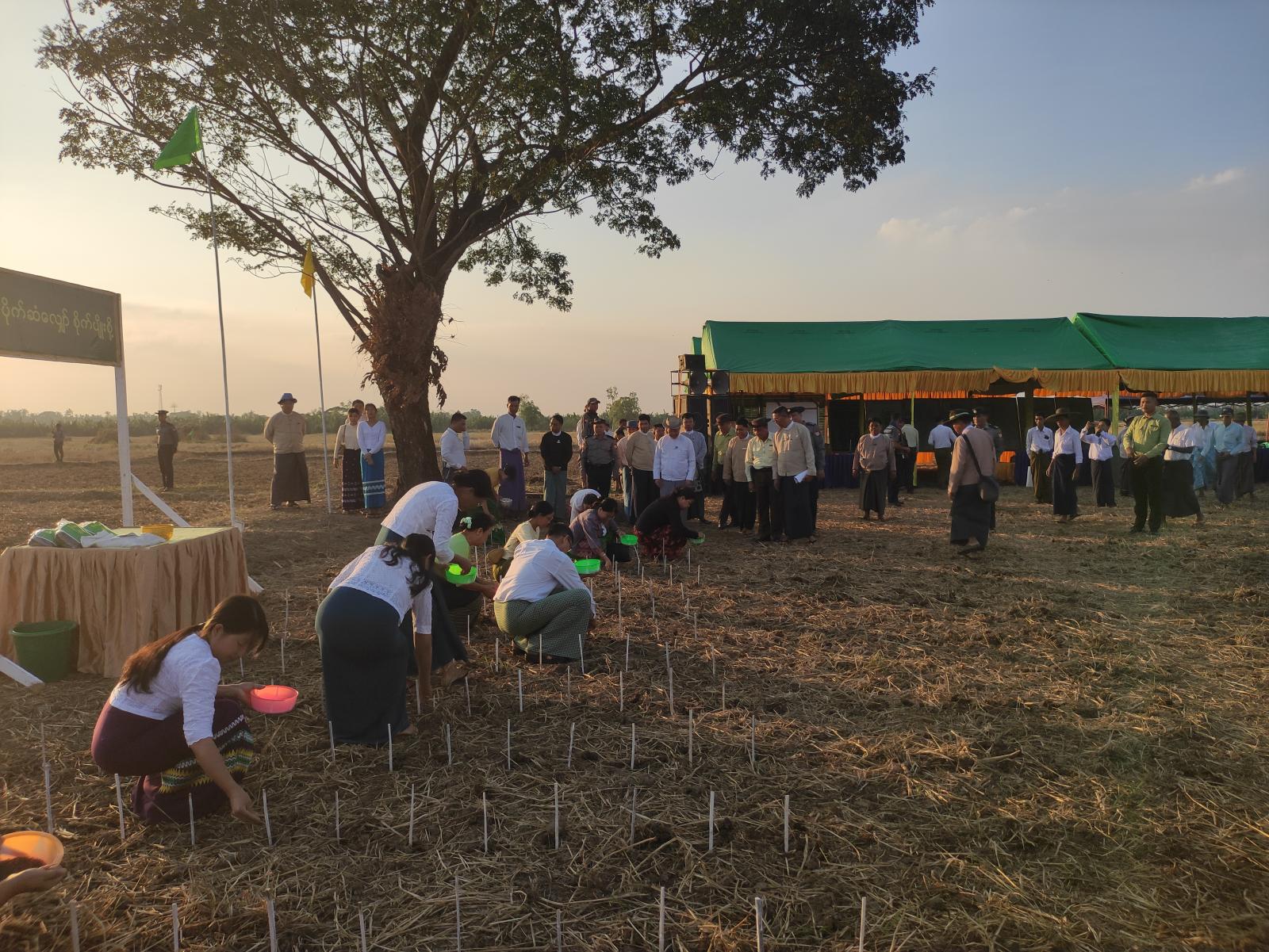 ဧရာဝတီတိုင်းဒေသကြီး အစိုးရအဖွဲ့ဝန်ကြီးချုပ် တောင်သူများနှင့် တွေ့ဆုံပ