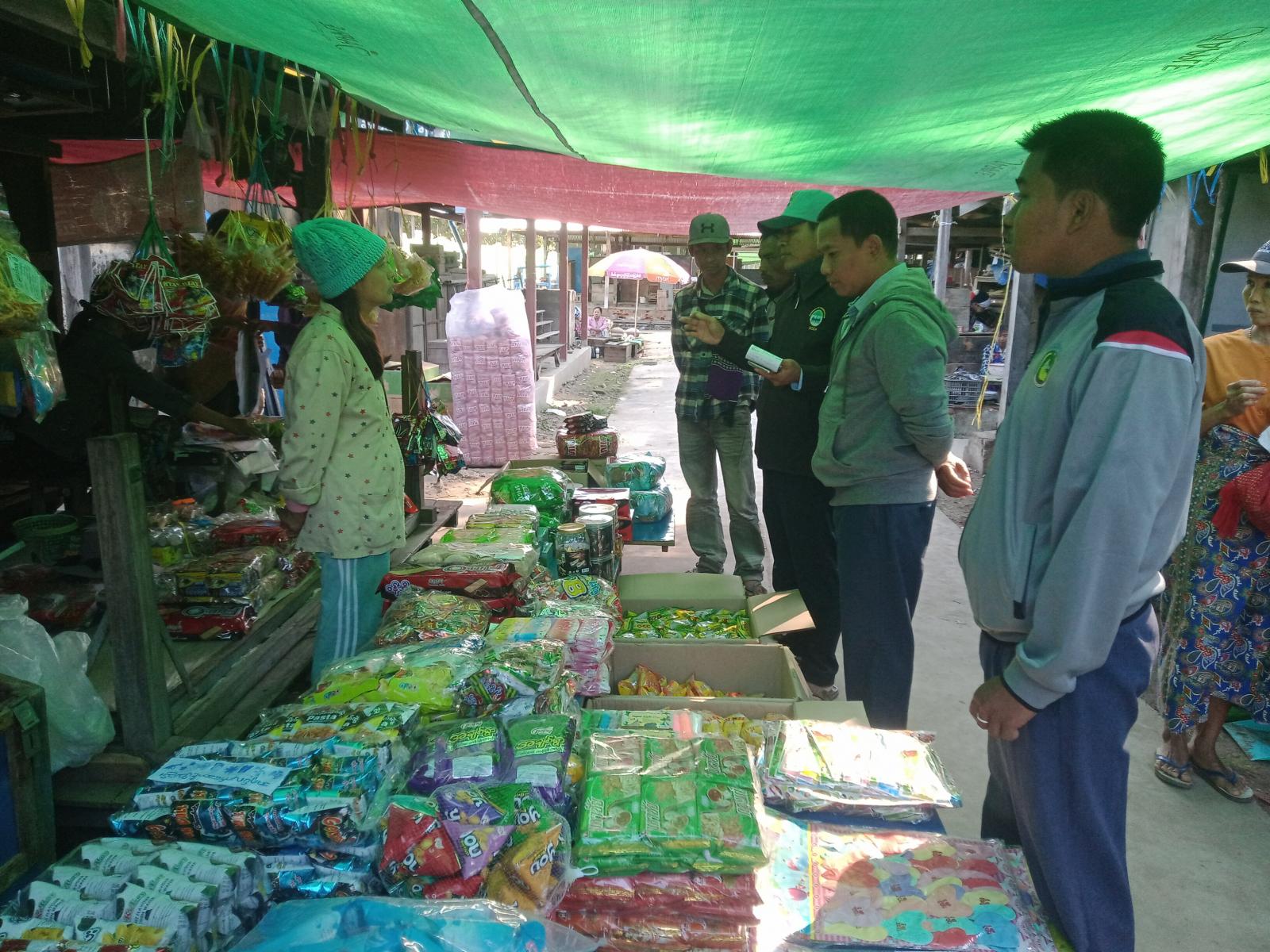 စလင်းမြို့ စည်ပင်သာယာမြို့မစျေးကြီး အတွင်းအပြင်ရောင်းချလျက်ရှိသည့် မုန့်ဆိုင်များအား စားသုံးရန