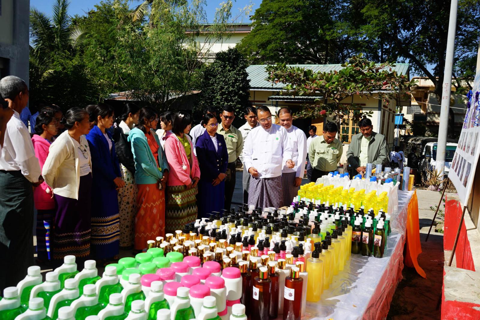 အသက်မွေးဝမ်းကျောင်း အထောက်အကူပြု အမျိုးသမီးအခြေခံအပ်ချုပ်စက် ၂ လ သင်တန