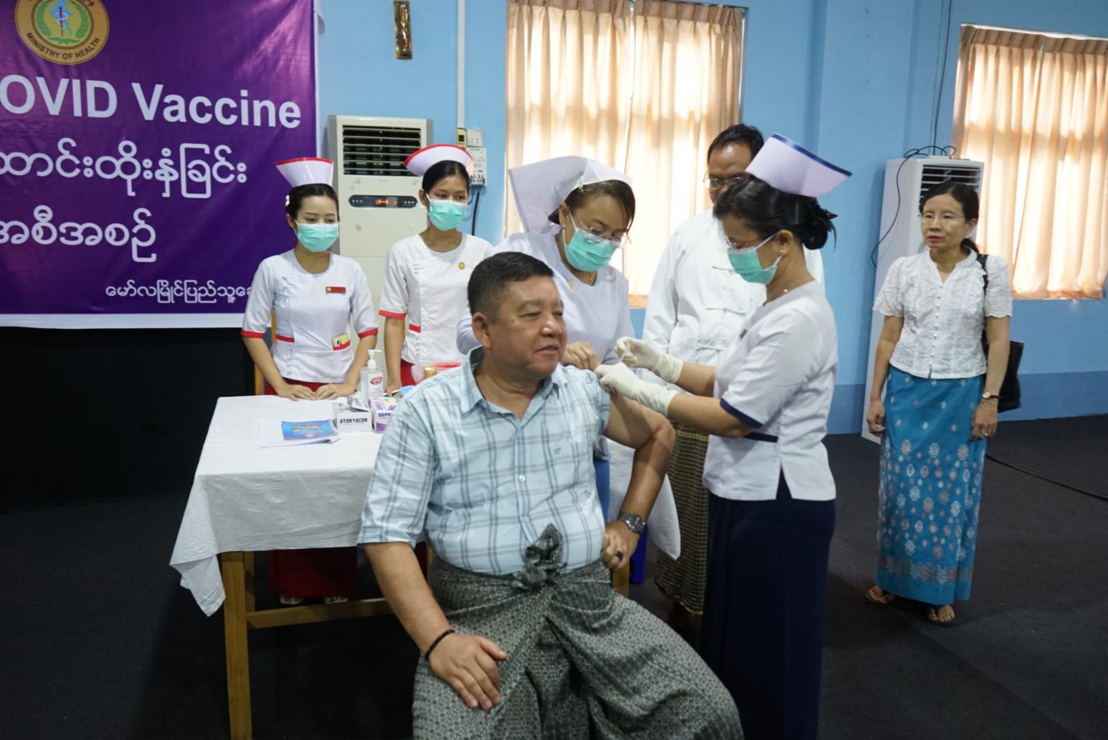မွန်ပြည်နယ်ဝန်ကြီးချုပ်ဦးအောင်ကြည်သိန်း ကိုဗစ် ၁၉ ရောဂါကာကွယ်ဆေး