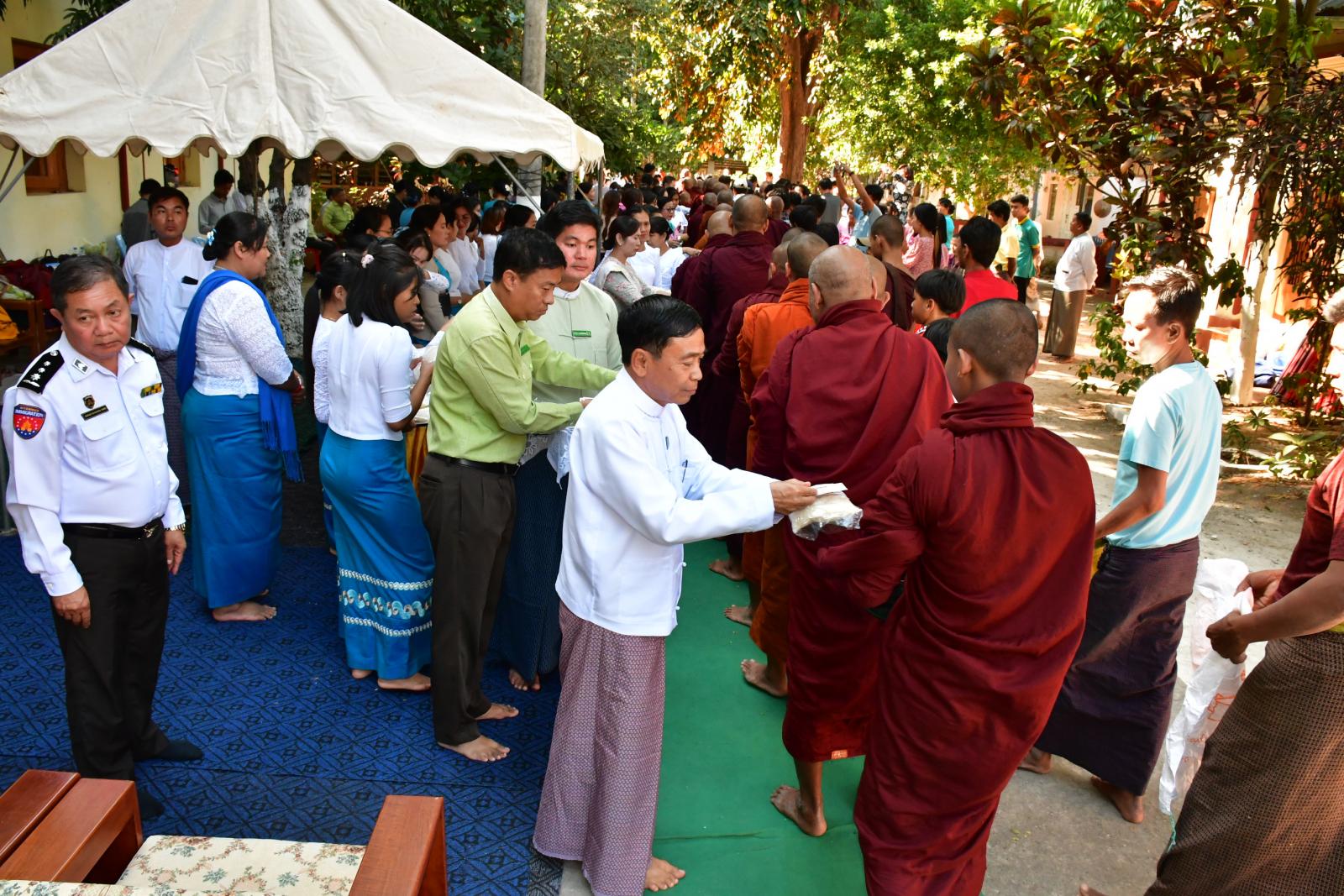 နေပြည်တော်ကောင်စီဥက္ကဋ္ဌ ဦးသန်းထွန်းဦး နေပြည်တော်လူမှုဝန်ထမ်းရုံးနှင့် အလှူရှင်များ စုပေါင်း