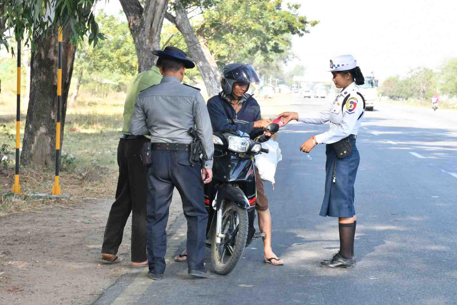 တပ်ကုန်းမြို့အဝင်၌ ကား၊ မော်တော်ဆိုင်ကယ် စုစုပေါင်း ၁၀၀ စီးအား ရှောင်တစ