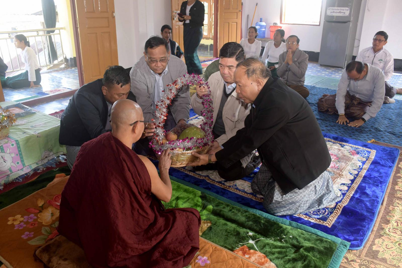 ရခိုင်ပြည်နယ်ဝန်ကြီးချုပ်ဦးထိန်လင်း စစ်တွေမြို့ပေါ်ရှိ ဆရာတော်ကြီးမ