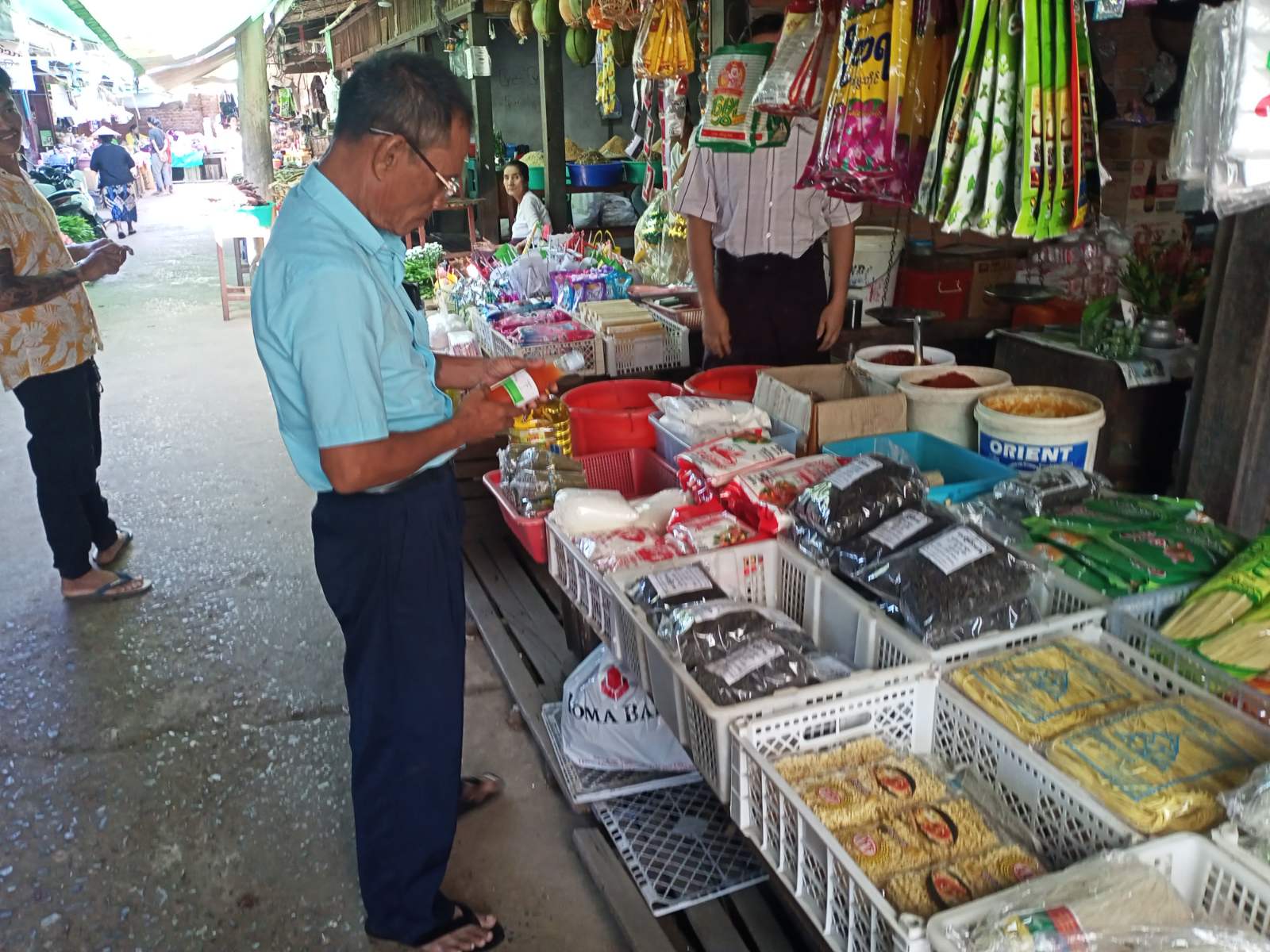ဒိုက်ဦးမြို့နယ် စားသုံးသူရေးရာဦးစီးဌာနမှ ကုန်မျိုးစုံရောင်းချနေသောဆိုင