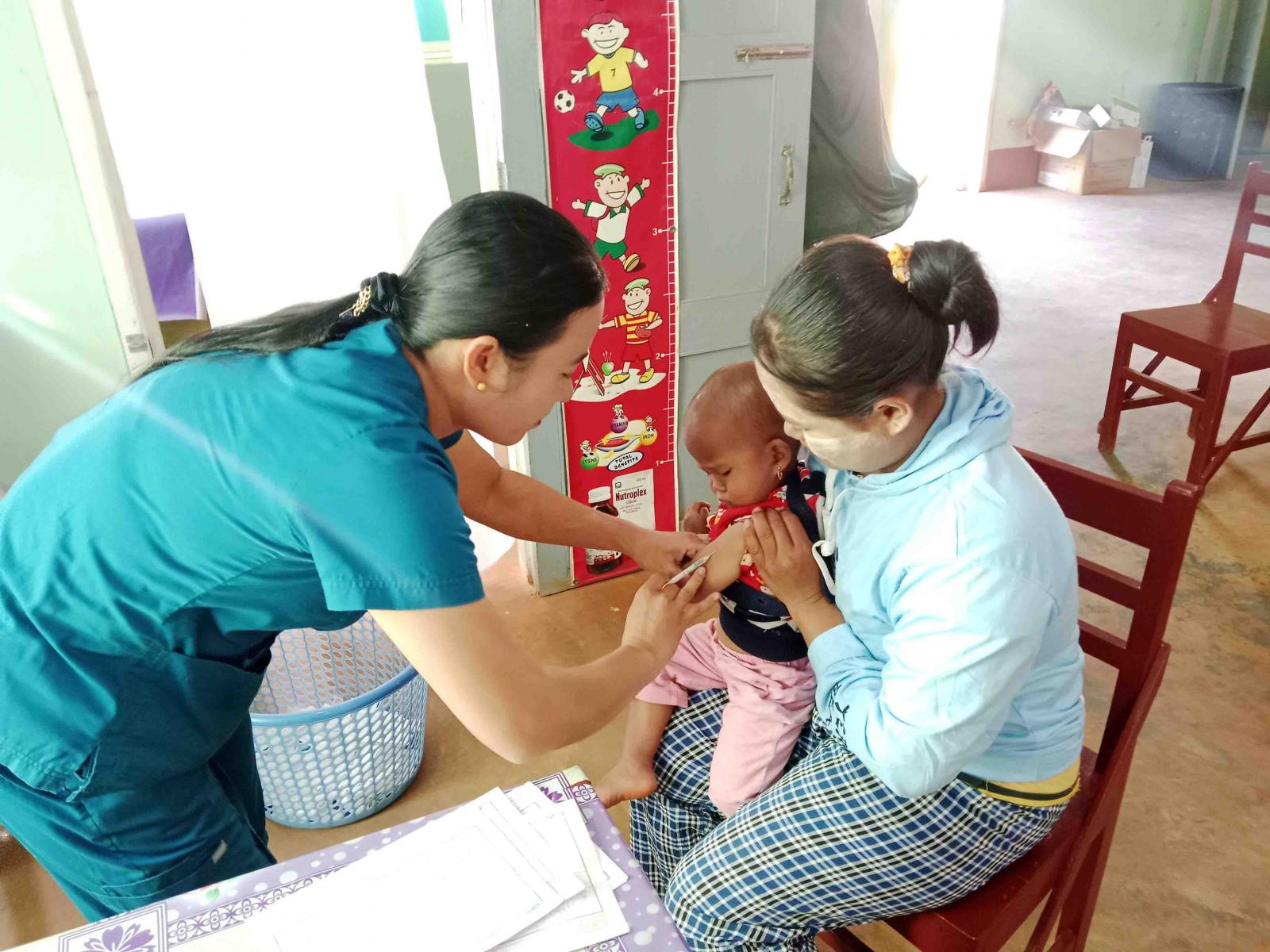 ဆီဆိုင်မြို့နယ်၌ အသက်၁နှစ်ခွဲအောက် ကလေးငယ်များအား ပုံမှန်ကာကွယ်ဆေးထိုး