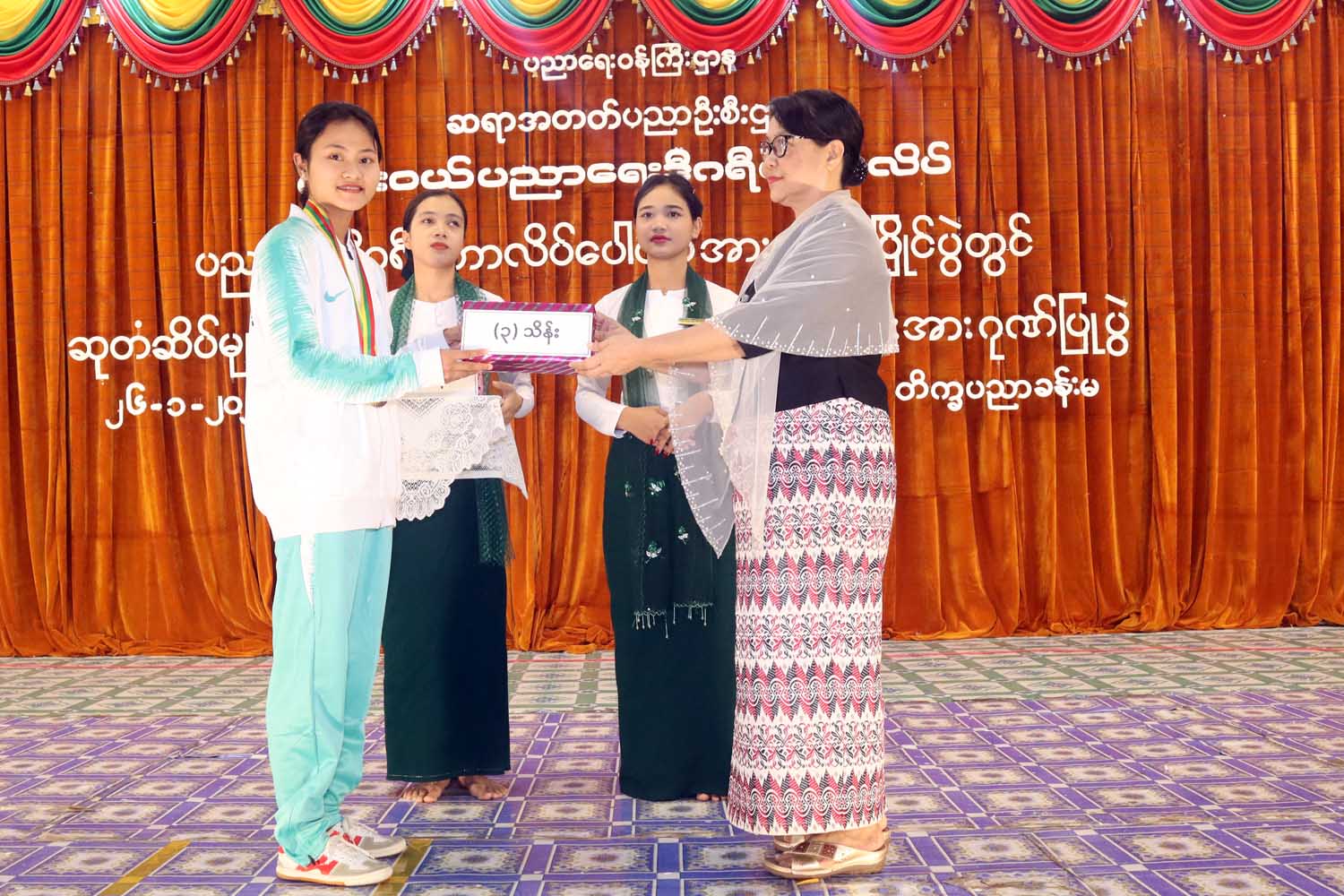 တနင်္သာရီတိုင်းဒေသကြီးဝန်ကြီးချုပ်ဦးမြတ်ကို အားကစားအဖွဲ့များအား ဂုဏ်ပ