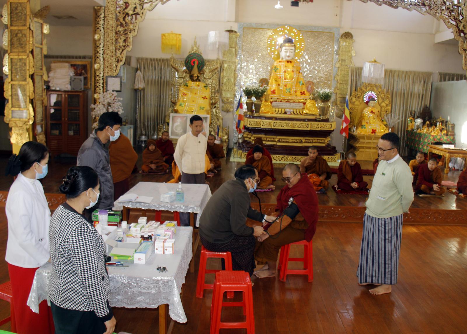 နမ့်စန်မြို့ သုခိတာရုံပရိယတ္တိစာသင်တိုက်တွင် သံဃာတော်များအား ကျန