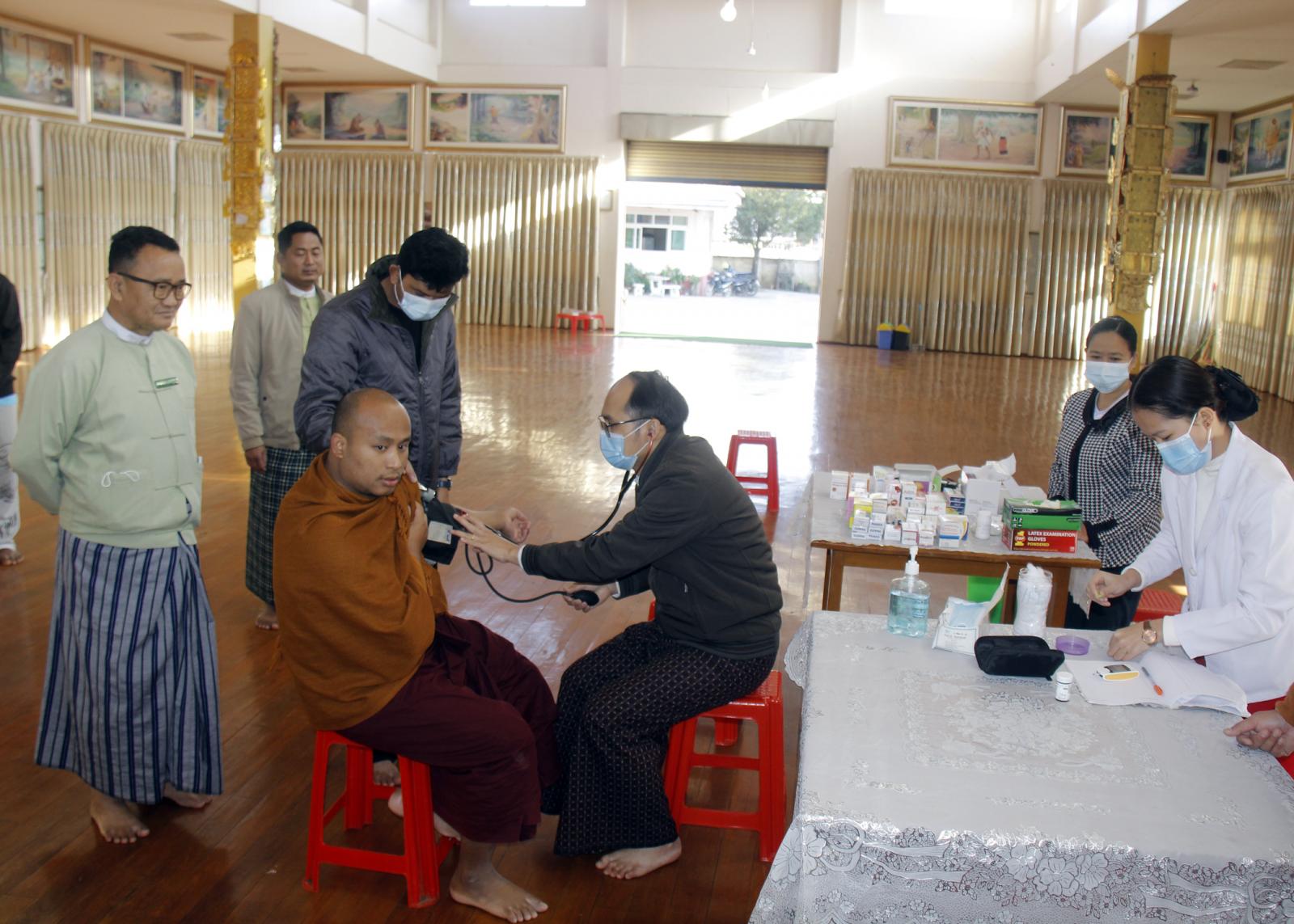 နမ့်စန်မြို့ သုခိတာရုံပရိယတ္တိစာသင်တိုက်တွင် သံဃာတော်များအား ကျန