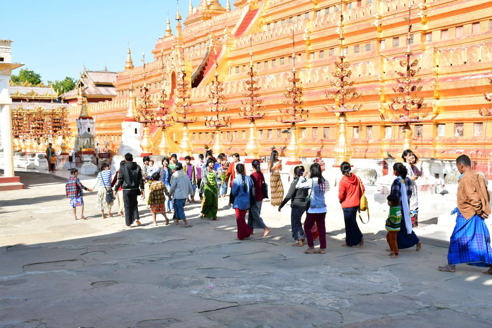 ညောင်ဦးမြို့နယ်အတွင်းရှိ ဒေသခံပြည်သူများ ပုံမှန်အလုပ်လုပ်ကိုင်လျက်ရှိပ