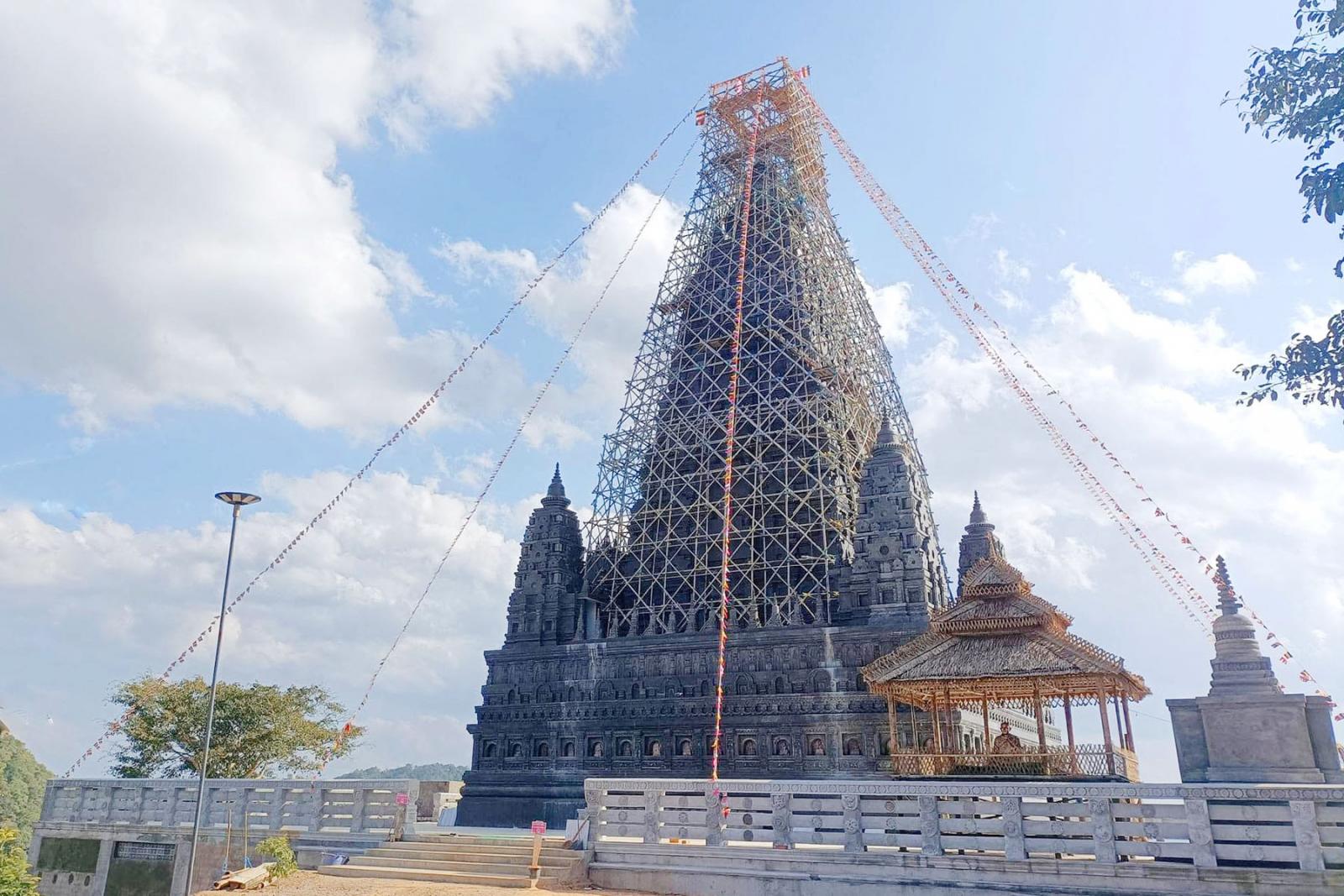 တန့်ယန်းမြို့နယ်တွင် မဟာဗောဓိစေတီတော် စိန်ဖူးတော်နှင့် ရွှေထီးတော်တင်လ