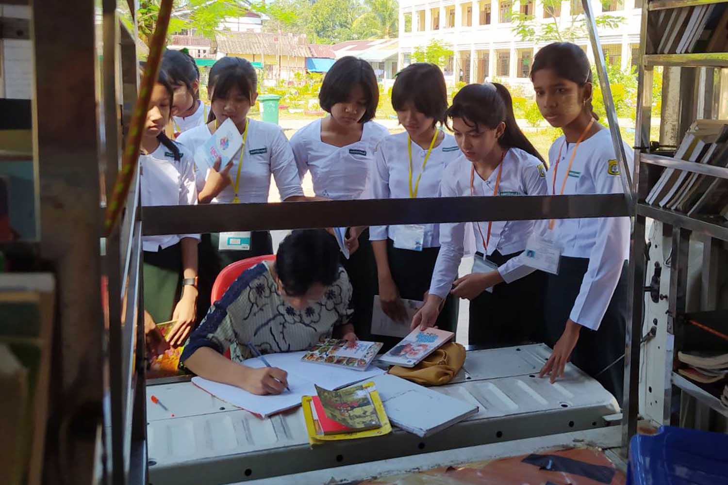 ထားဝယ်မြို့တွင် ရွေ့လျားစာကြည့်တိုက် မော်တော်ယာဉ်ဖြင့် သုတ ရသ စာအုပ