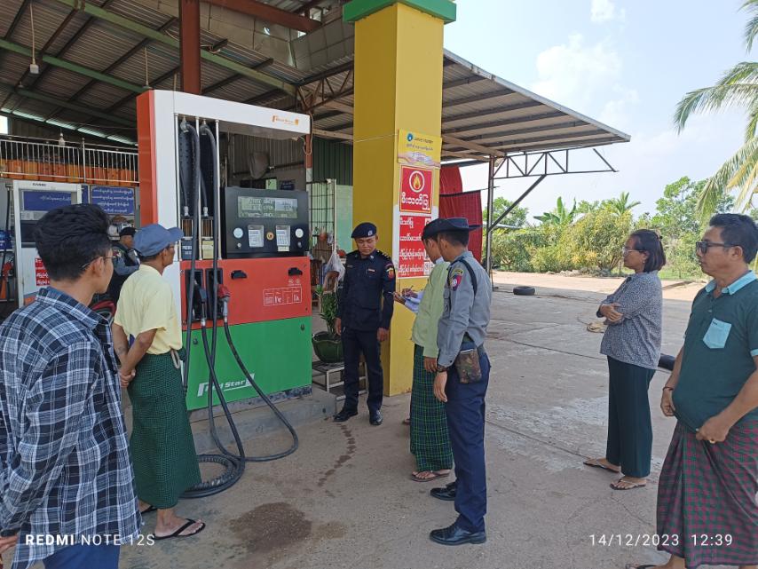 ဒိုက်ဦးမြို့နယ်၌ မီးဘေးအန္တရာယ်ကြိုတင်ကာကွယ်ရေး စက်သုံးဆီဆိုင်များအား က