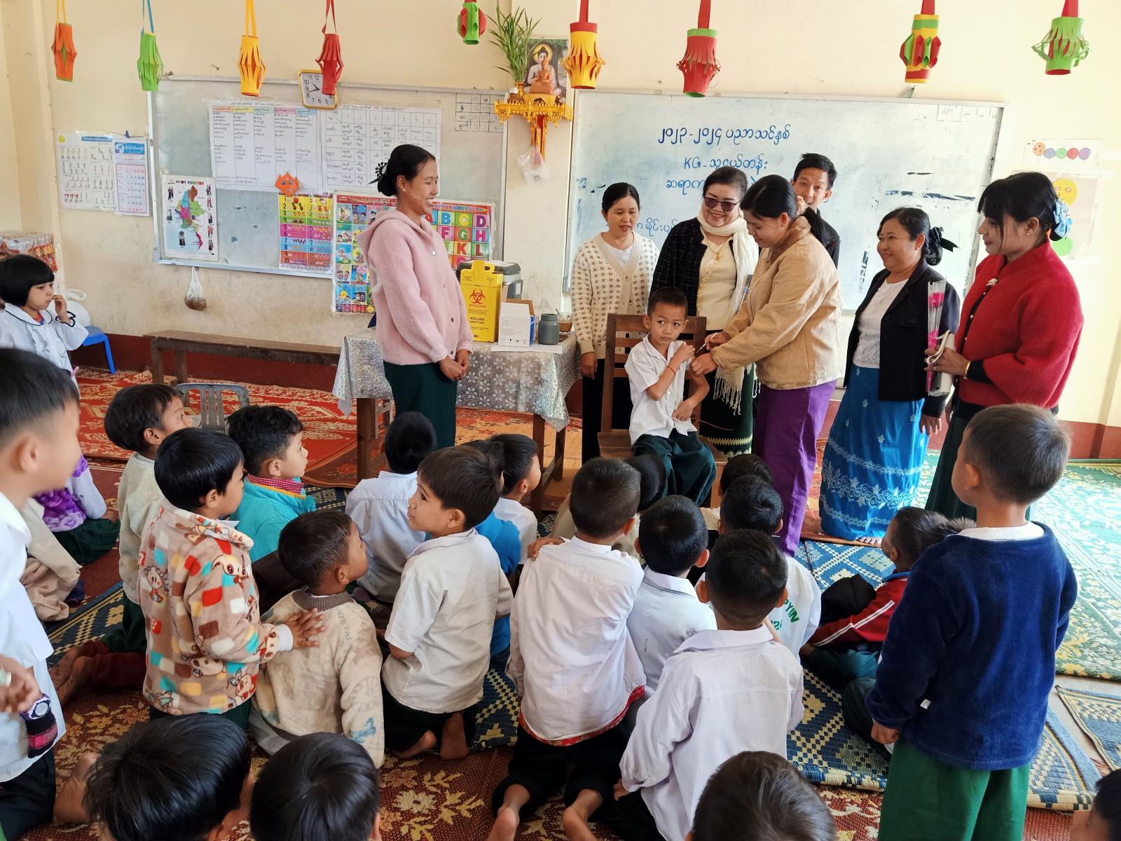မိုင်းပျဉ်းမြို့ အ ထ ကကျောင်း၌ Kgတန်းကလေးများအား ကာကွယ်ဆေးထိုးနှံပေးခြင