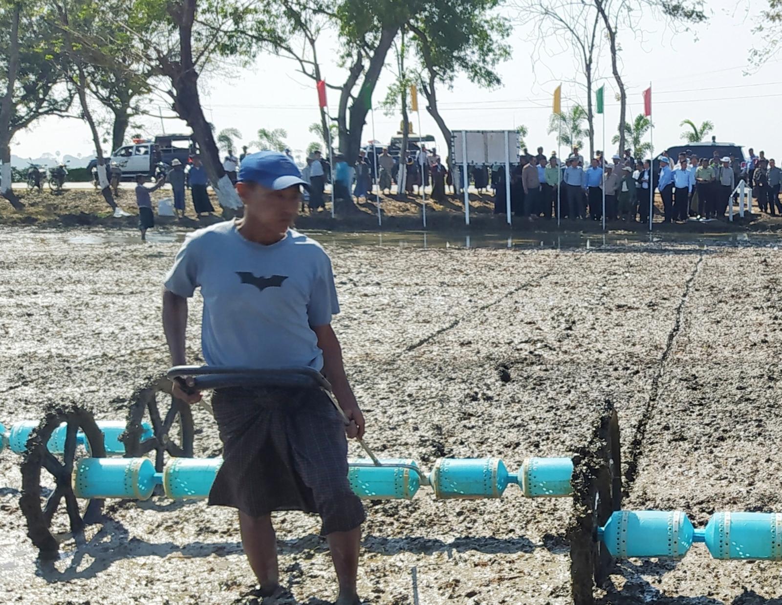 ပဲခူးတိုင်းဒေသကြီး ဝန်ကြီးချုပ် ဦးမျိုးဆွေဝင်း ပေါင်းတည်မြို့နယ်၌ မျိုးစေ့ချကိရိယာ Drum Seeder