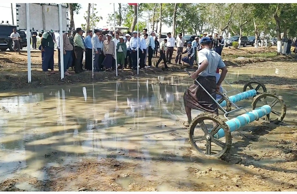 ပဲခူးတိုင်းဒေသကြီး ဝန်ကြီးချုပ် ဦးမျိုးဆွေဝင်း ပေါင်းတည်မြို့နယ်၌ မျိုးစေ့ချကိရိယာ Drum Seeder