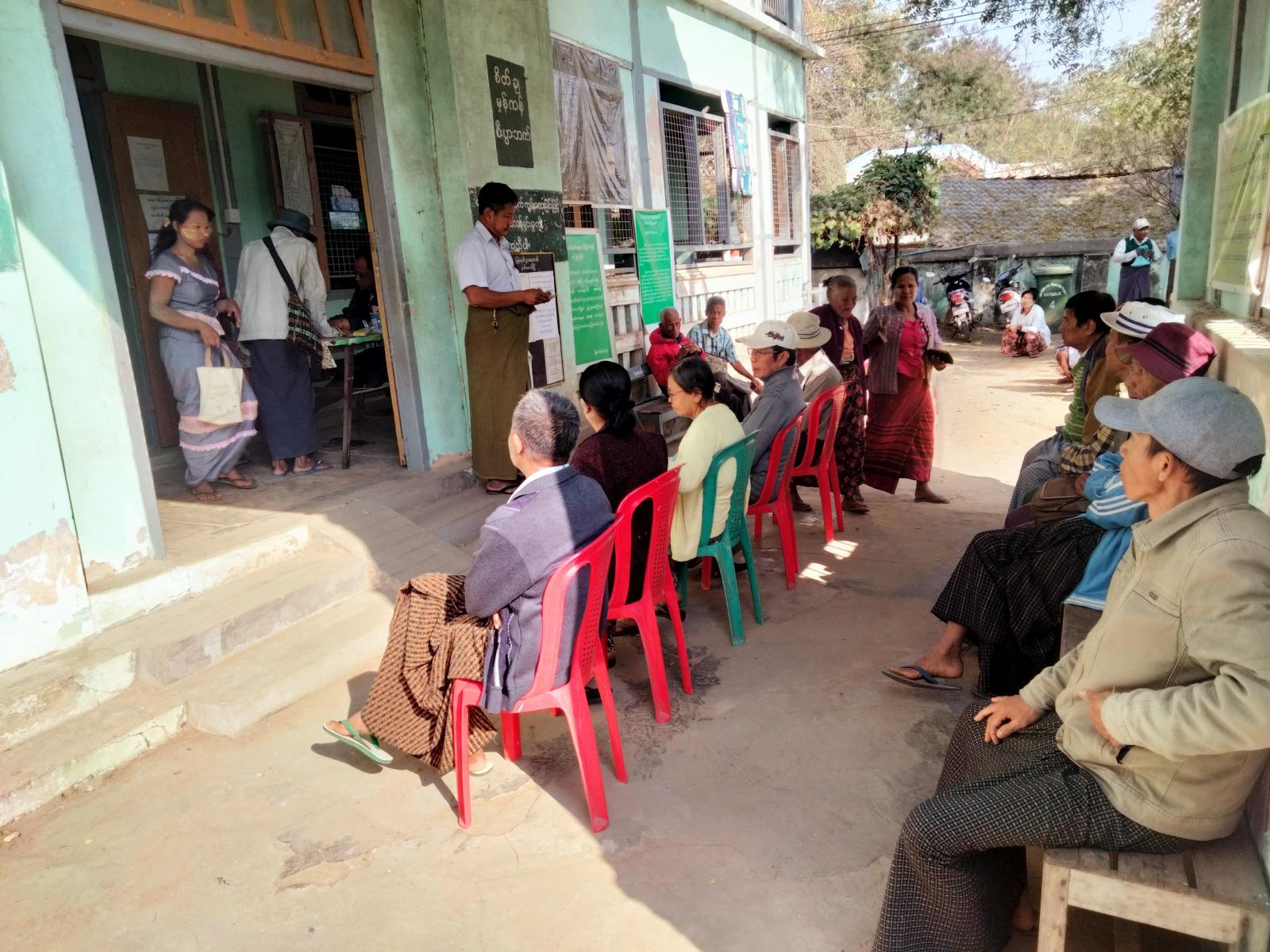 နတ်မောက်မြို့နယ် မြန်မာ့စီးပွာရေးဘဏ်တွင် ပင်စင်လစာငွေများထုတ်ပေး